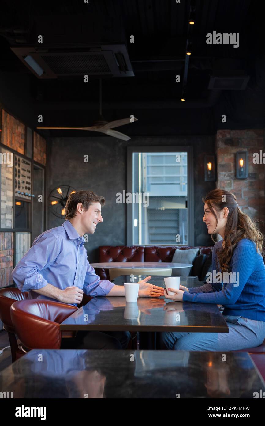 A couple chatting at a cafe Stock Photo - Alamy
