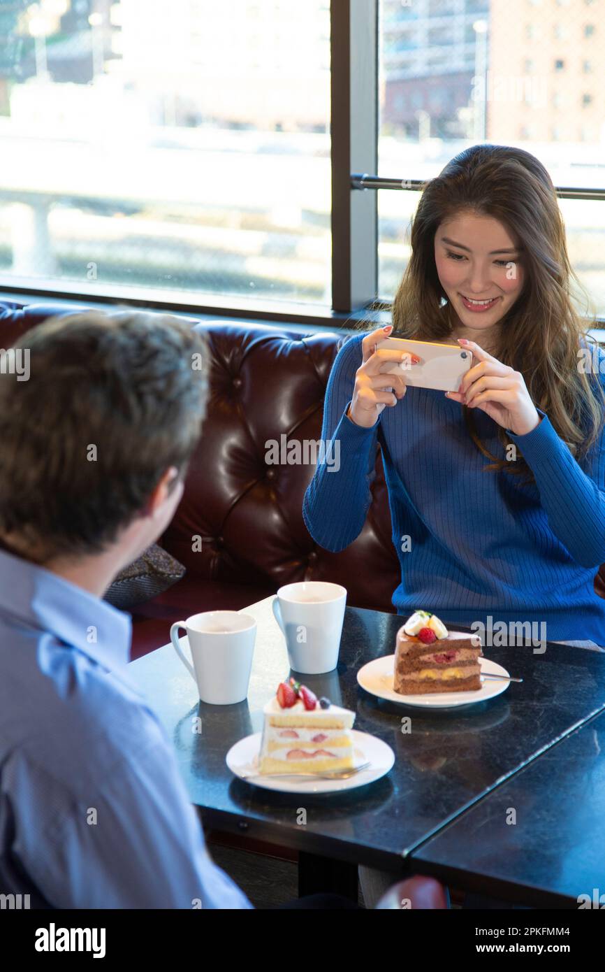 A couple chatting at a cafe Stock Photo - Alamy