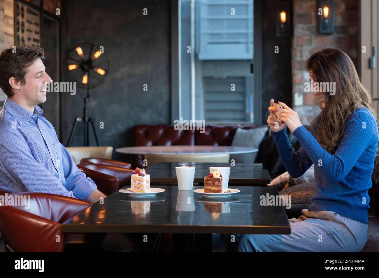 A couple chatting at a cafe Stock Photo - Alamy