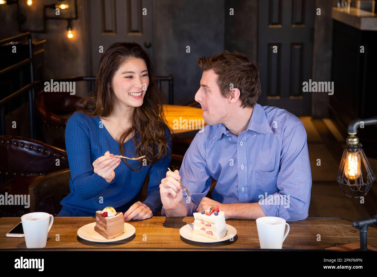 Couple feeding other smiling hi-res stock photography and images - Alamy