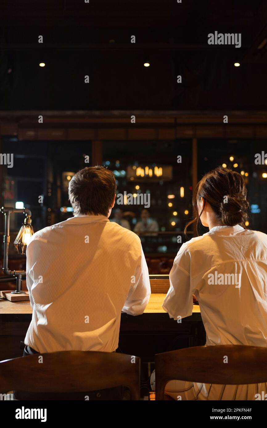 Conversation at bar hi-res stock photography and images - Alamy