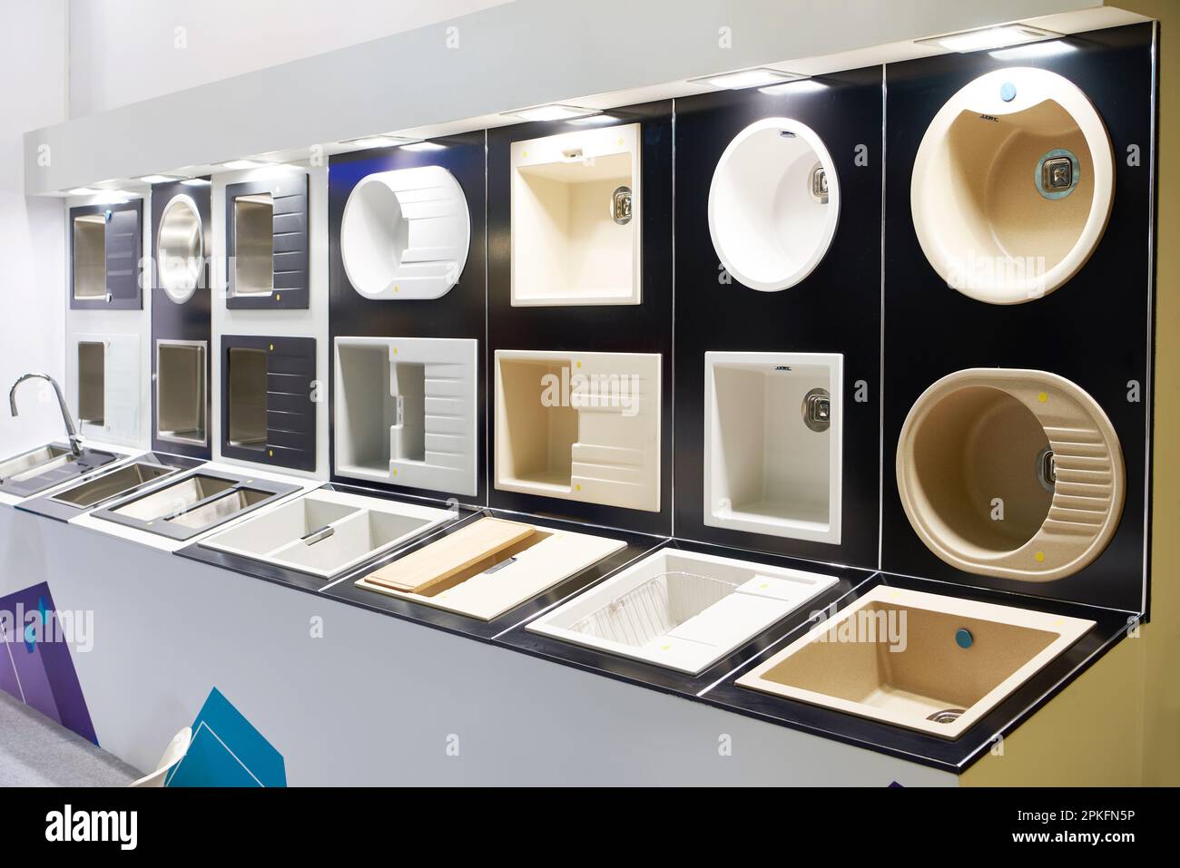Exhibition of kitchen sinks in the store Stock Photo - Alamy