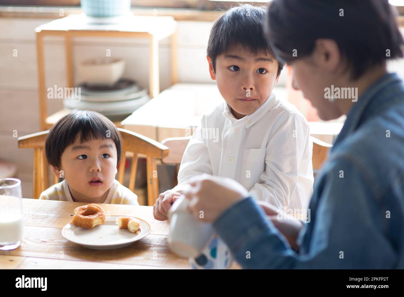 Homey table hi-res stock photography and images - Alamy