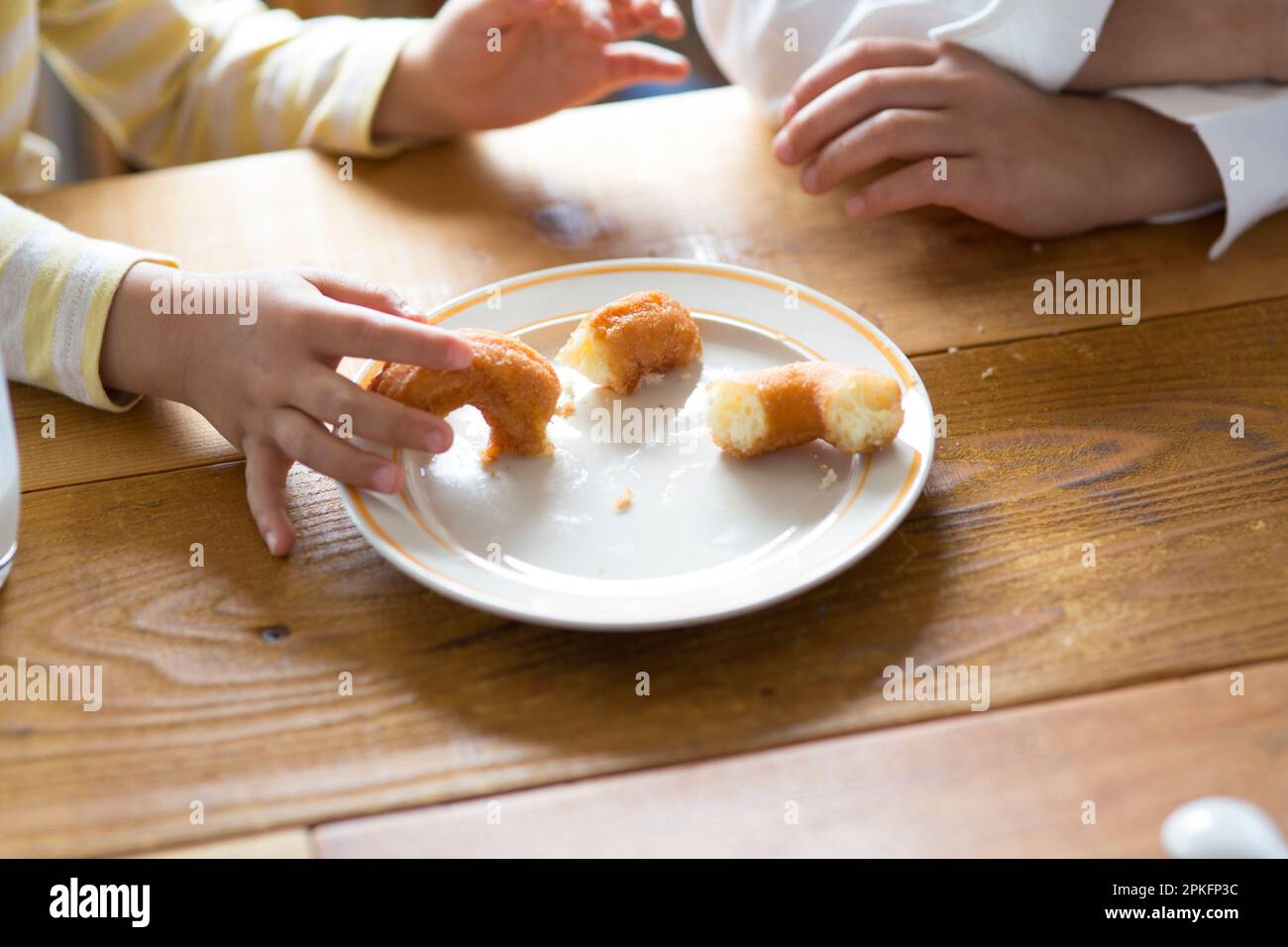 Children eating donuts hi-res stock photography and images - Alamy