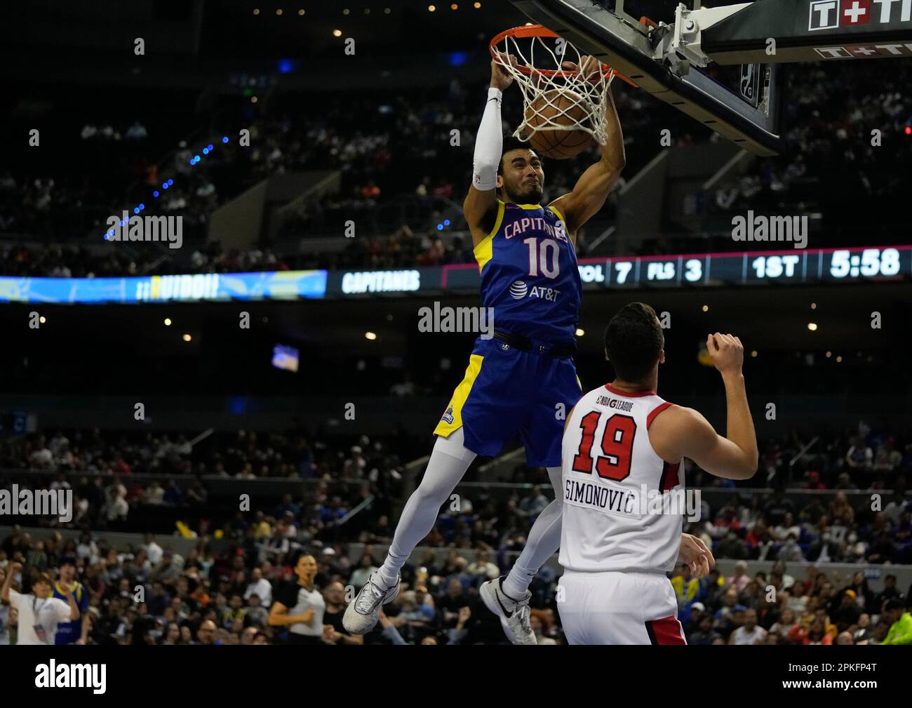 Mexico City Capitanes' Justin Minaya dunks the ball against Windy City ...
