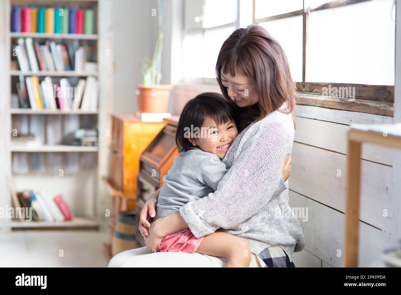 Daughter hugging her mother Stock Photo - Alamy
