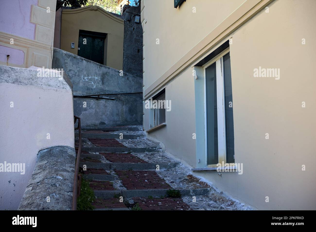 Corner of a cobbled alley in the shade in a town by the seaside Stock ...