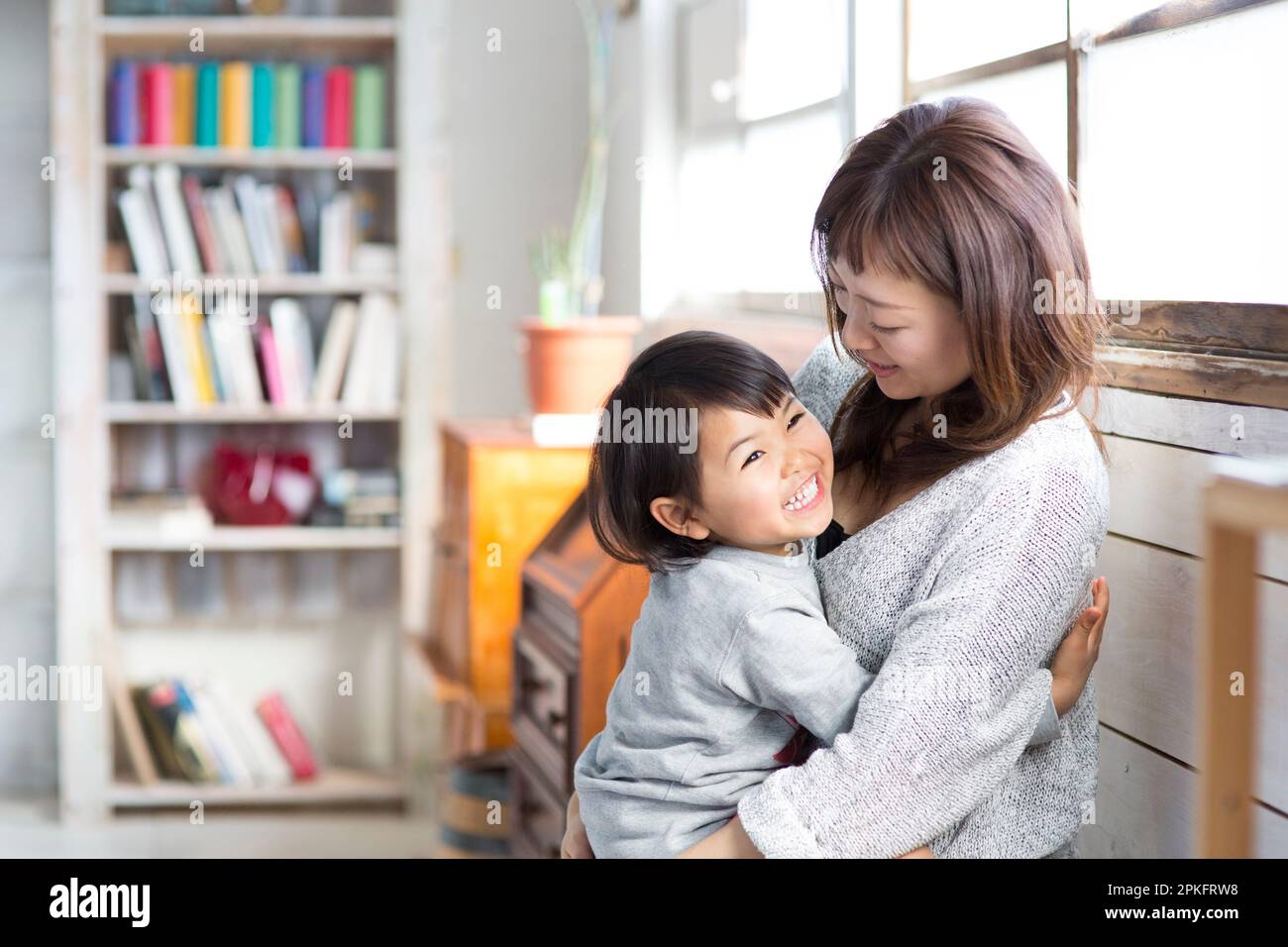 Daughter hugging her mother Stock Photo - Alamy