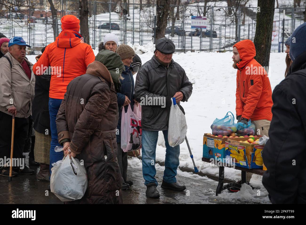 Homeless food line hi-res stock photography and images - Alamy
