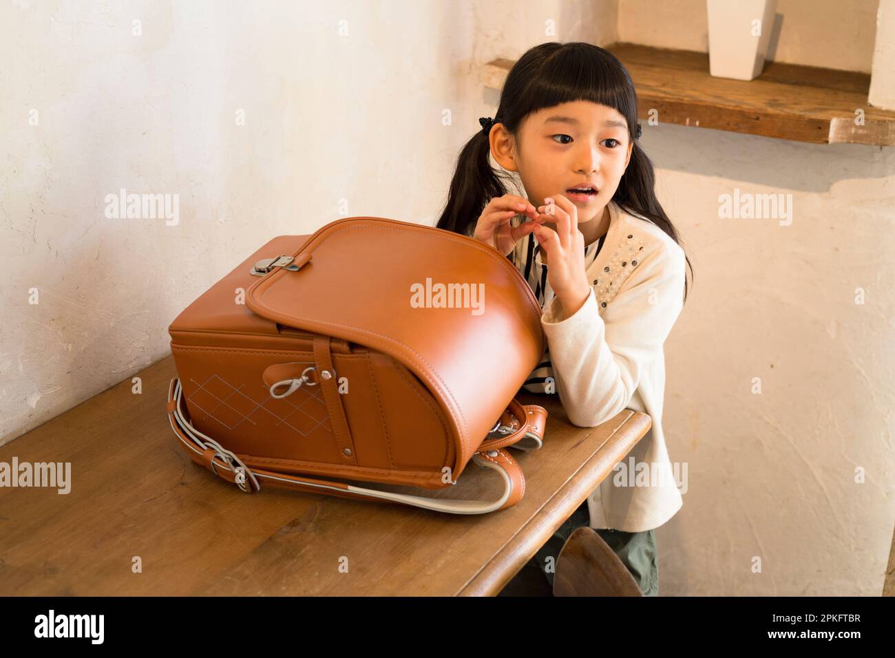 Elementary school girl with school backpack Stock Photo - Alamy