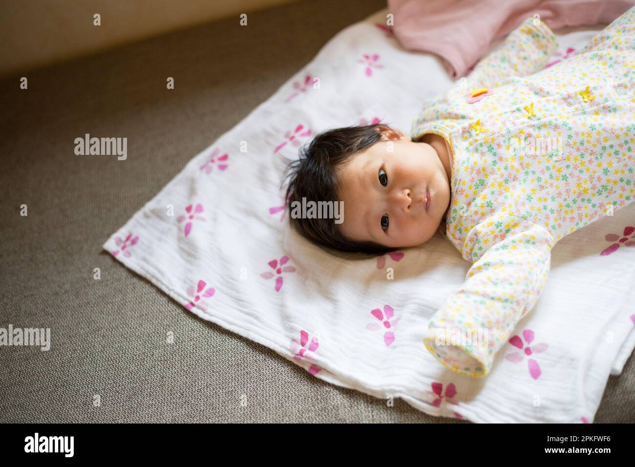 Child looking down hi-res stock photography and images - Alamy