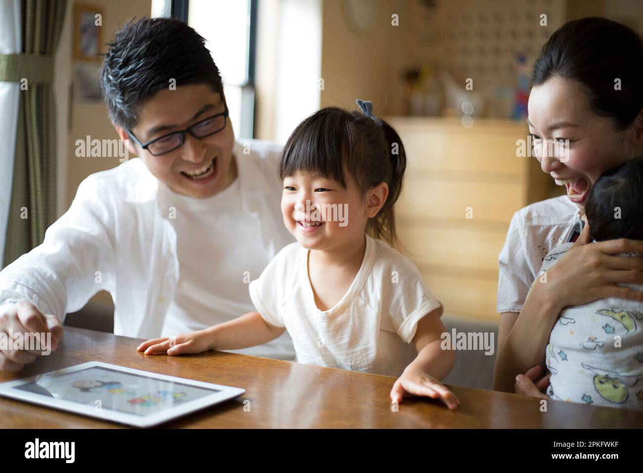 Father using tablet children in hi-res stock photography and images - Alamy