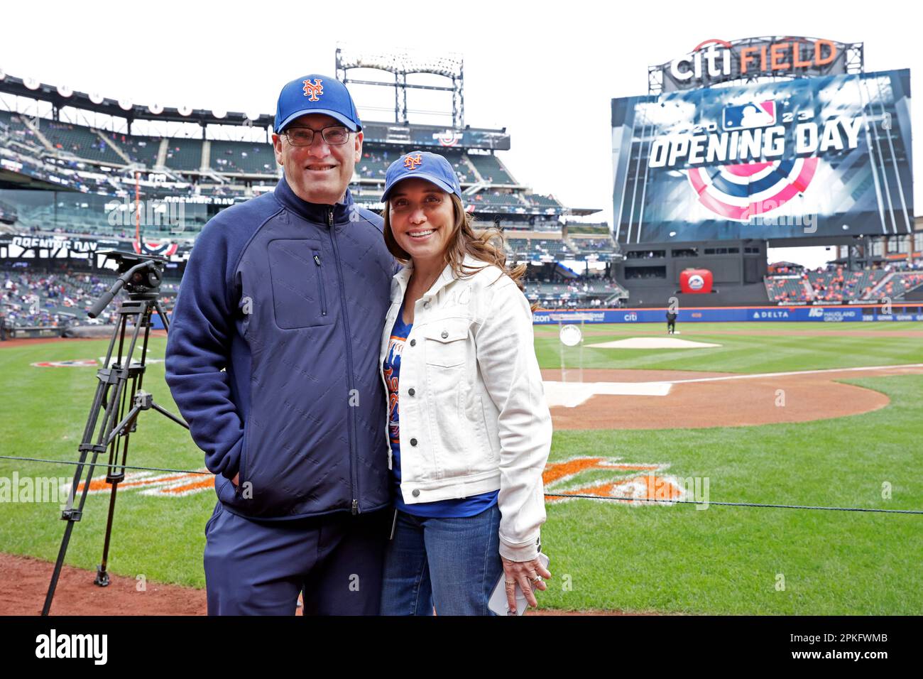 New York Mets owners Steve Cohen, and his wife Alexandra, pose for a ...