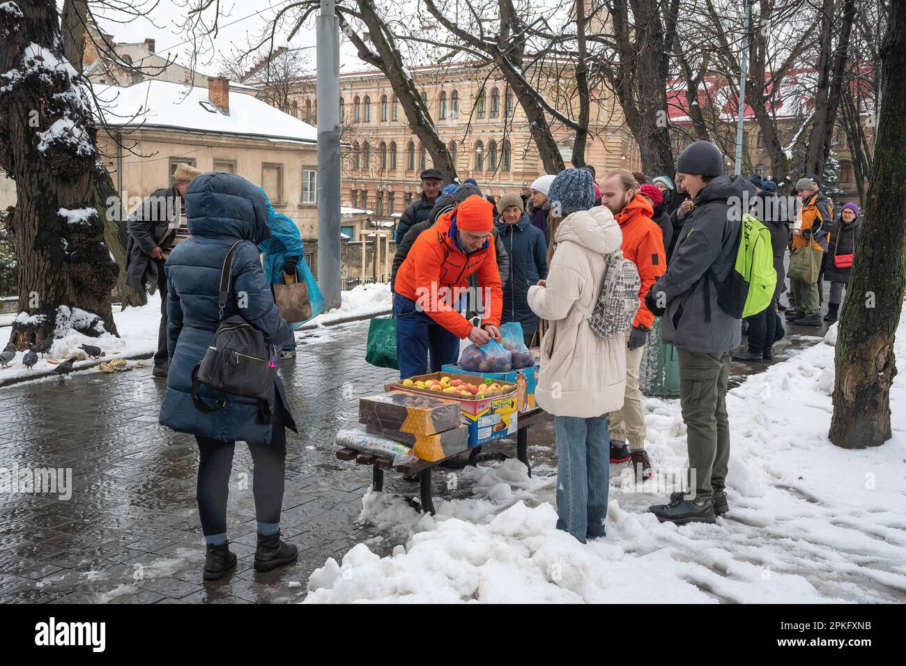 Homeless food line hi-res stock photography and images - Alamy