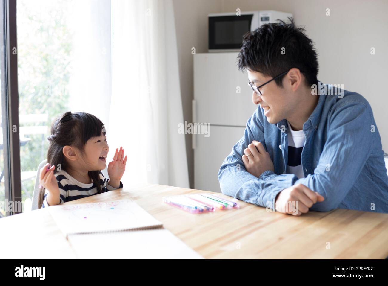 Two people watching painting hi-res stock photography and images - Alamy