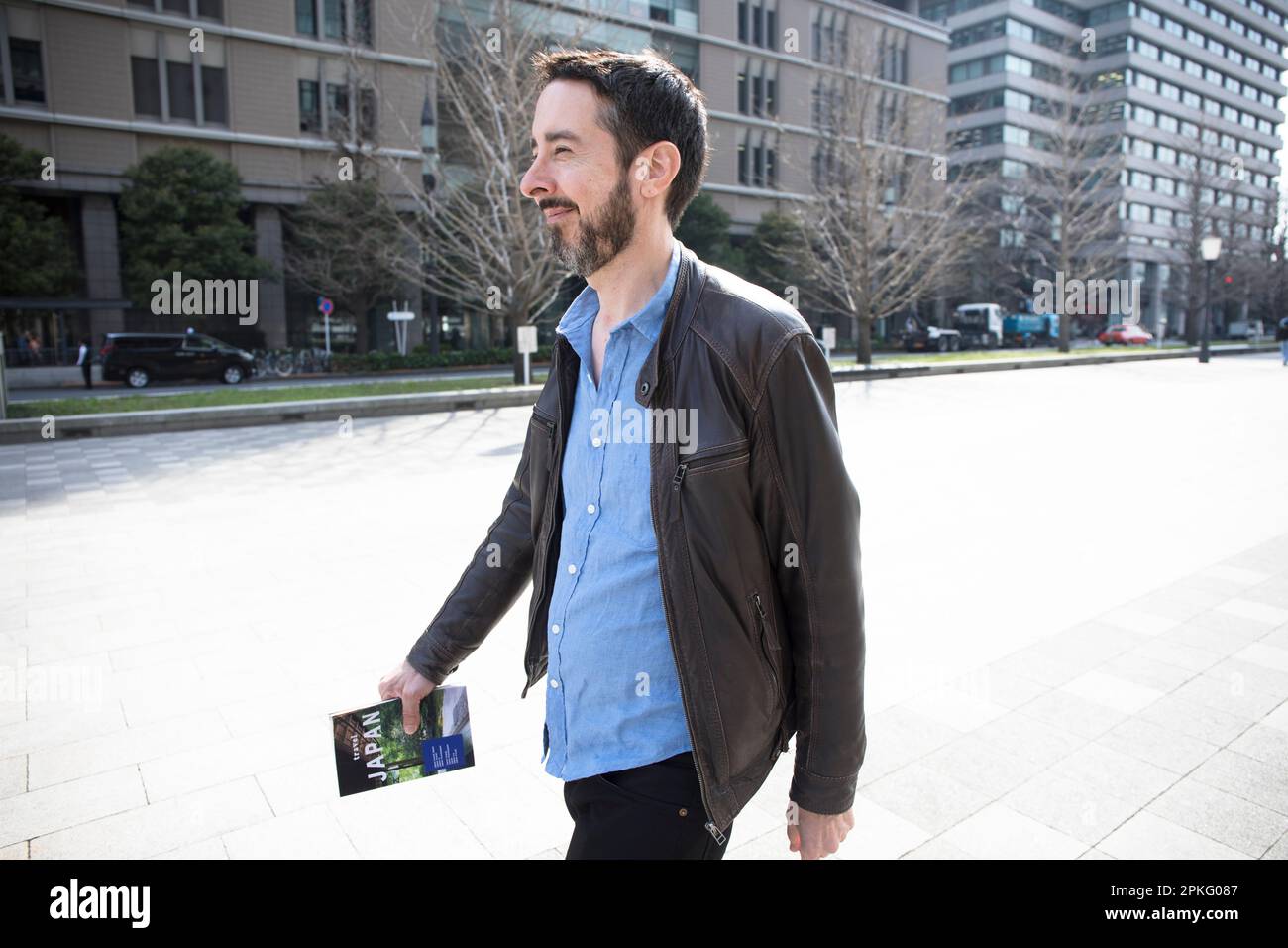 Foreign tourists walking with a guidebook Stock Photo - Alamy