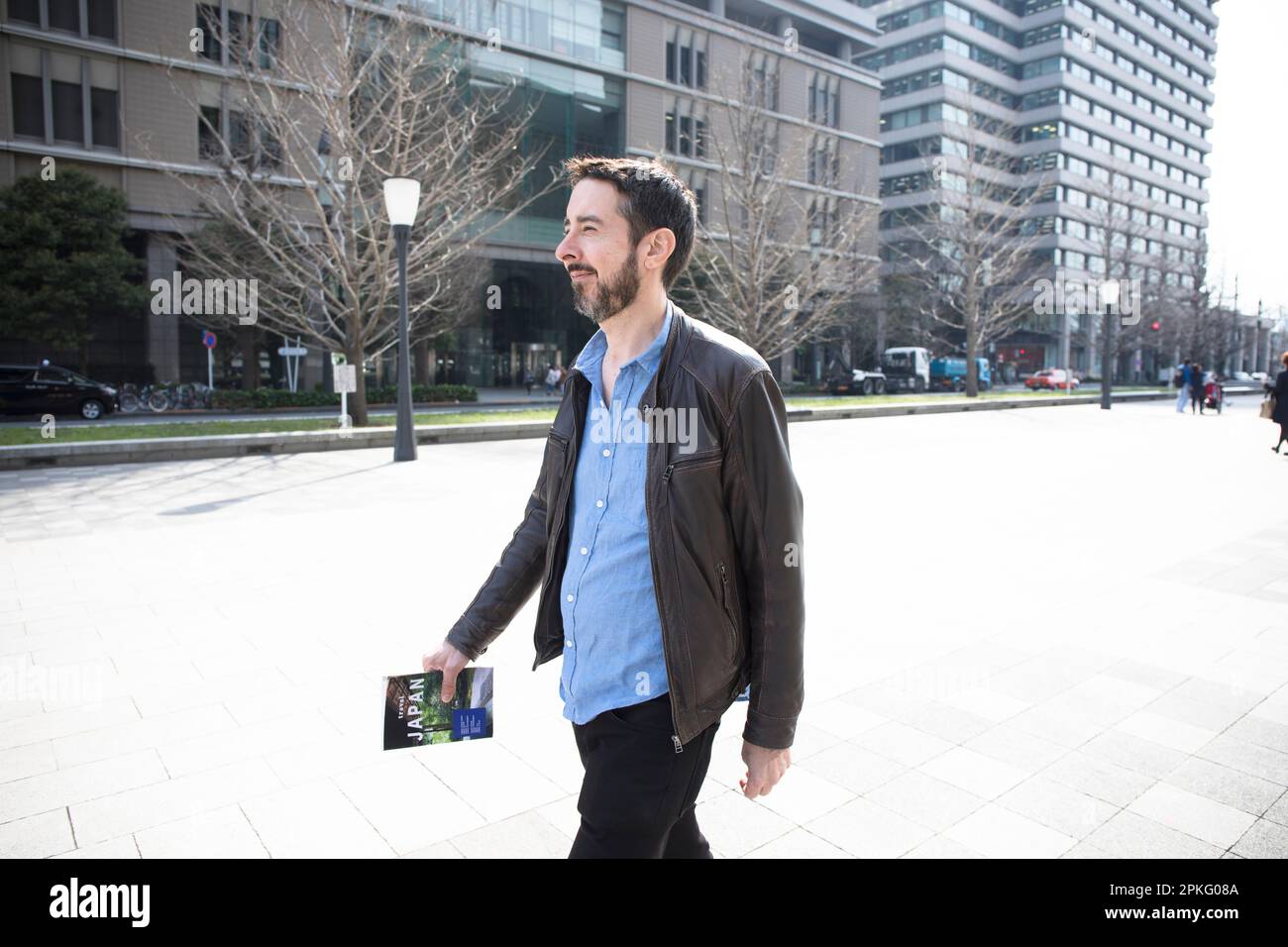 Foreign tourists walking with a guidebook Stock Photo - Alamy