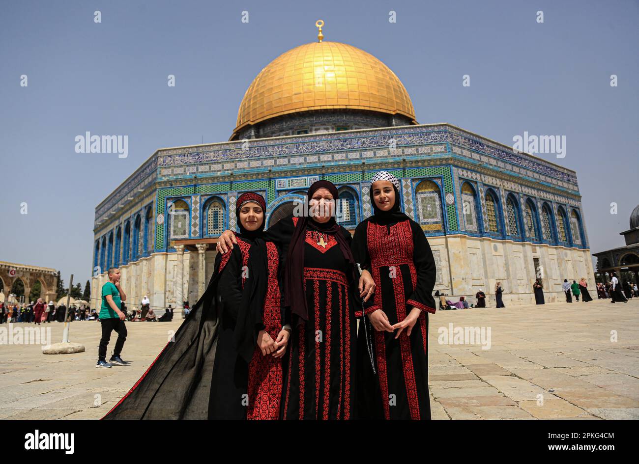 Jerusalem, Israel. 07th Apr, 2023. Muslim women prepare to take ...