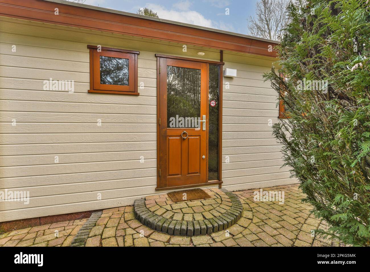 Front door suburban house walkway hi-res stock photography and images ...