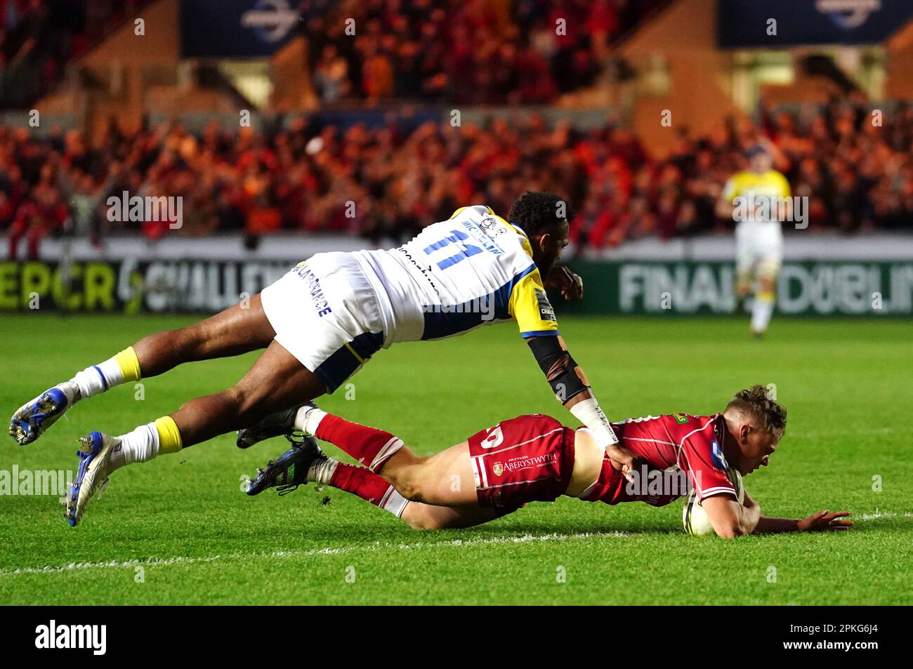 Scarlets' Sam Costelow scores their side's second tryl of the game ...