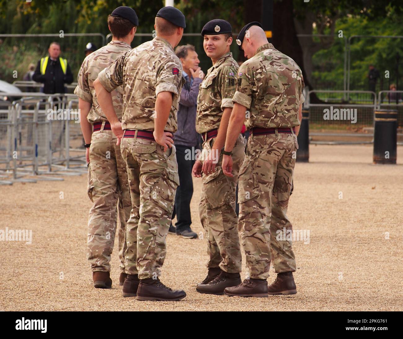 On duty soldiers hi-res stock photography and images - Alamy