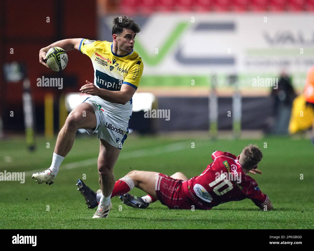 Sam costelow scarlets rugby hi-res stock photography and images - Alamy