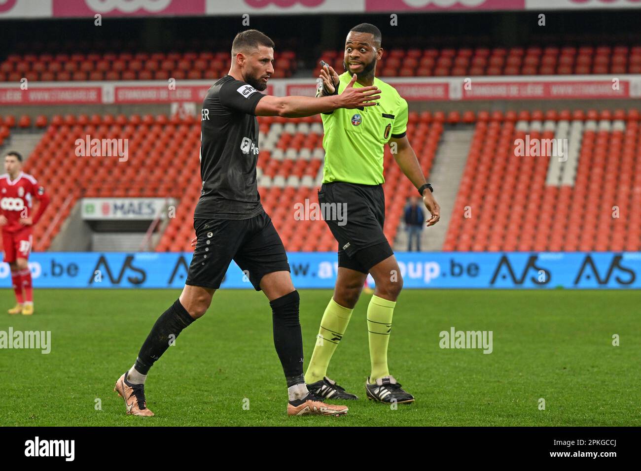 Dylan Serge De Belder (9) of KMSK Deinze pictured in discussion with ...