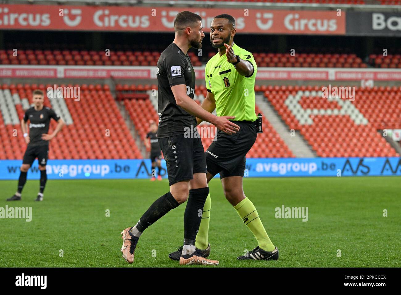 Dylan Serge De Belder (9) of KMSK Deinze pictured in discussion with ...