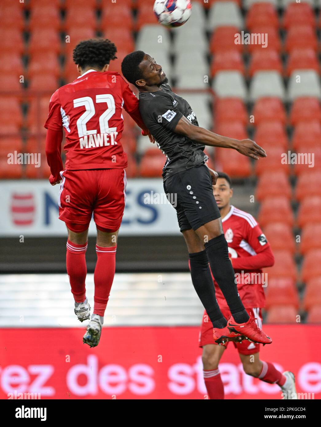 Noah Emmanuel Mawete Kinsiona (22) of Standard pictured fighting for the ball with Mamadou Kone ...