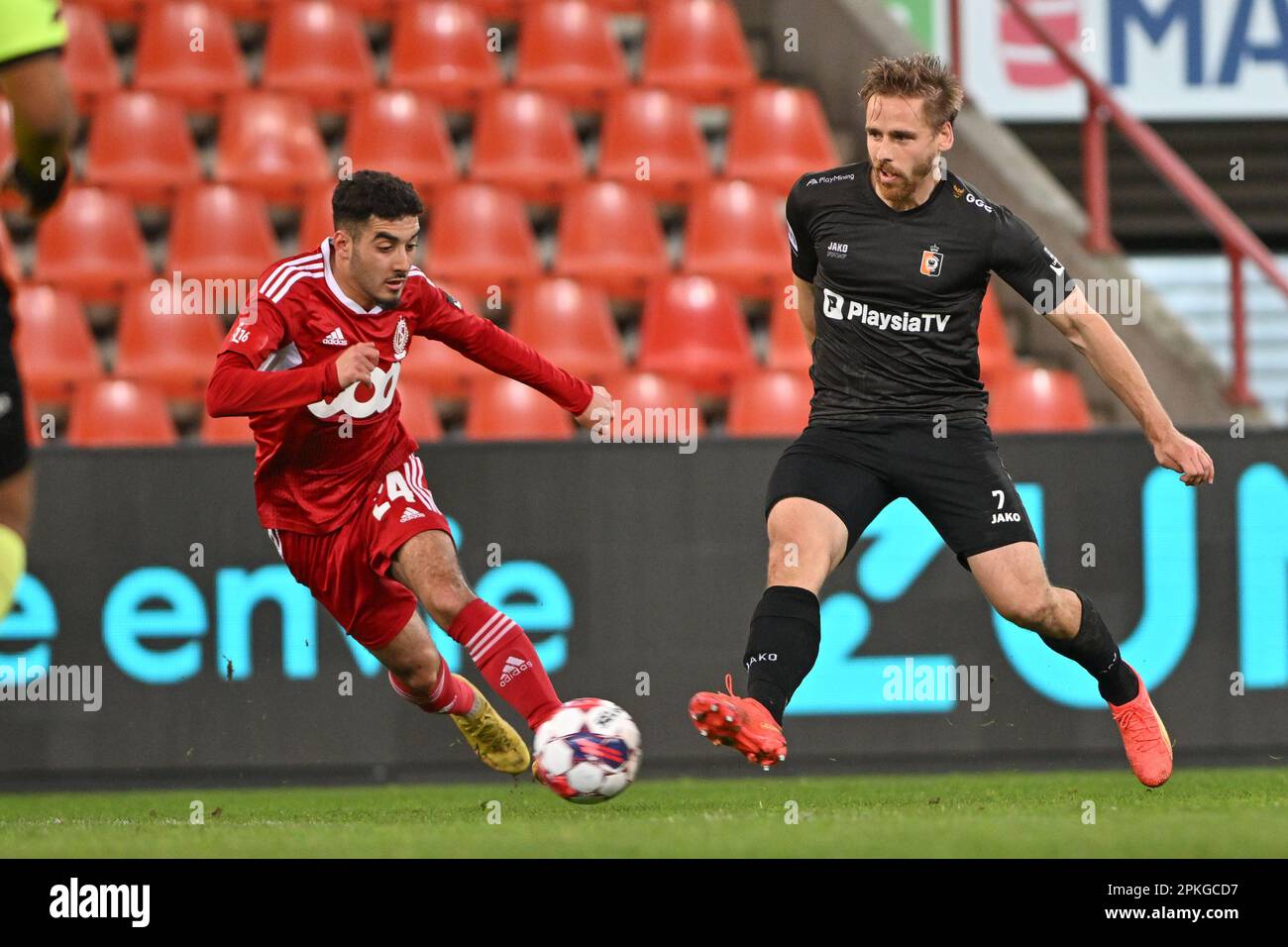 Ilyes Ziani (24) of Standard and Alessio Staelens (7) of KMSK Deinze ...
