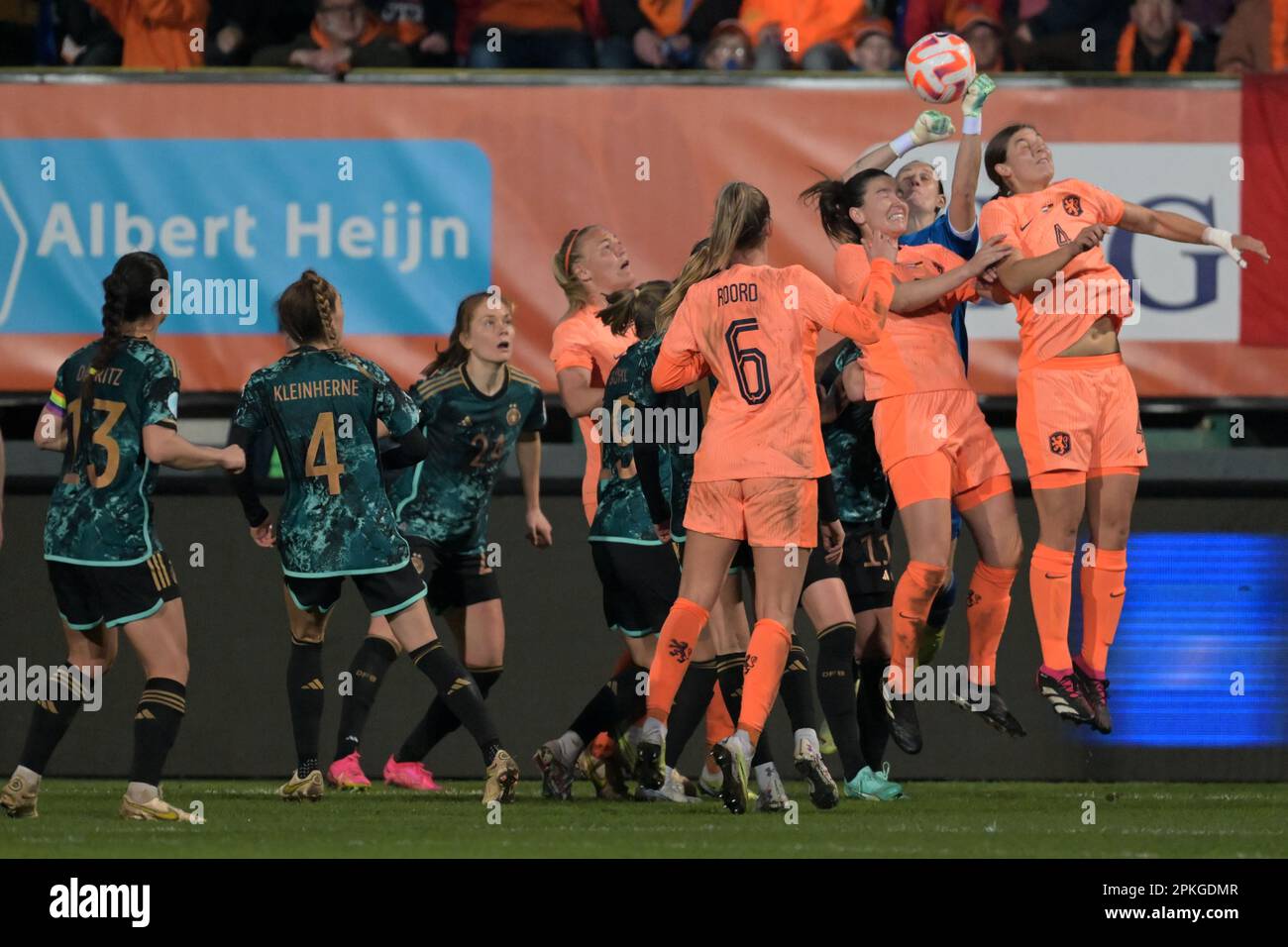 Goalkeeper sara dabritz germany hi-res stock photography and images - Alamy