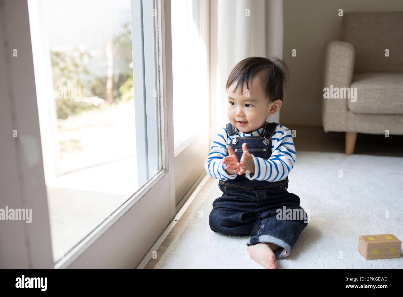 Baby looking outside Stock Photo - Alamy