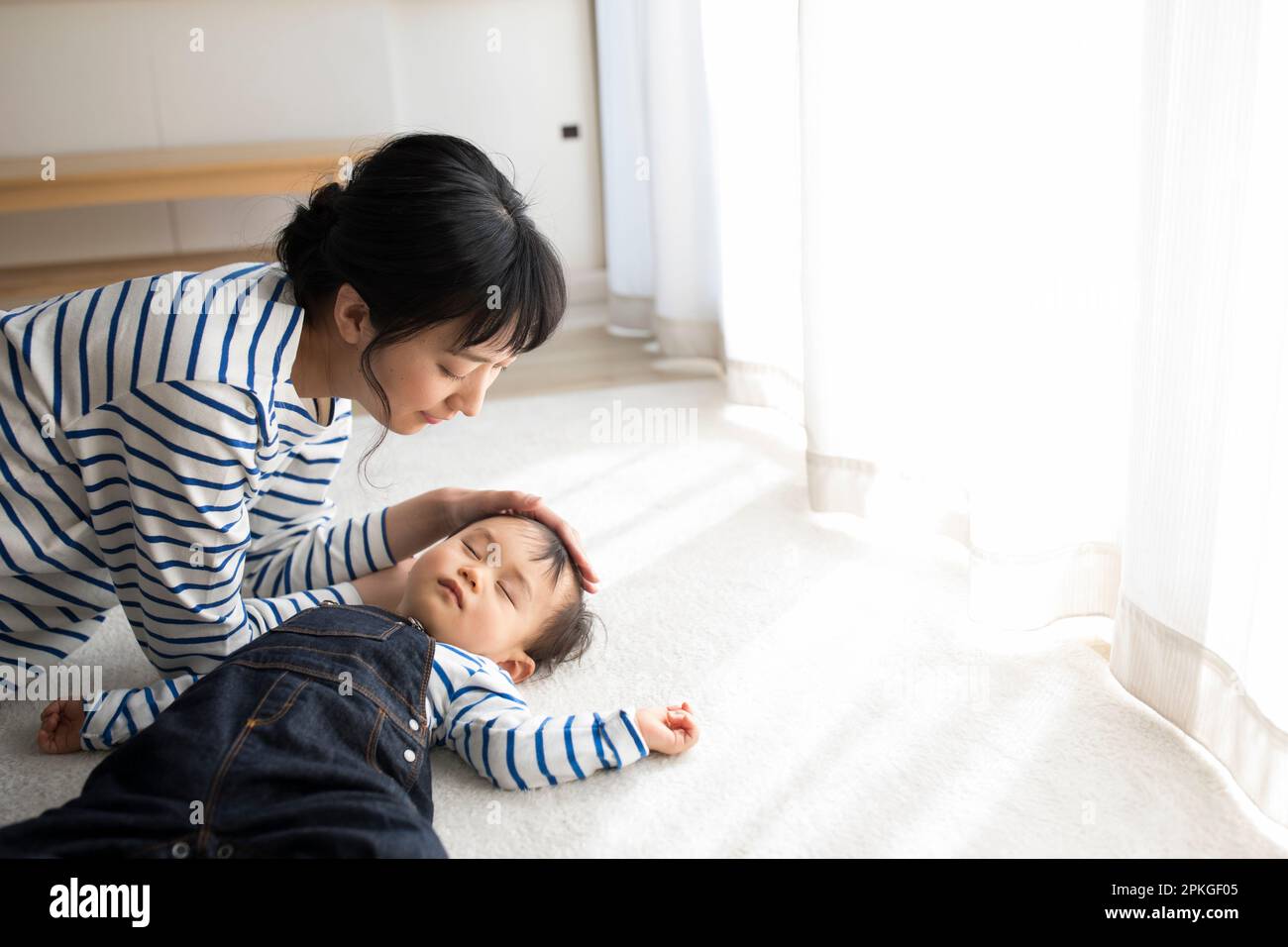 Mother napping with baby Stock Photo - Alamy