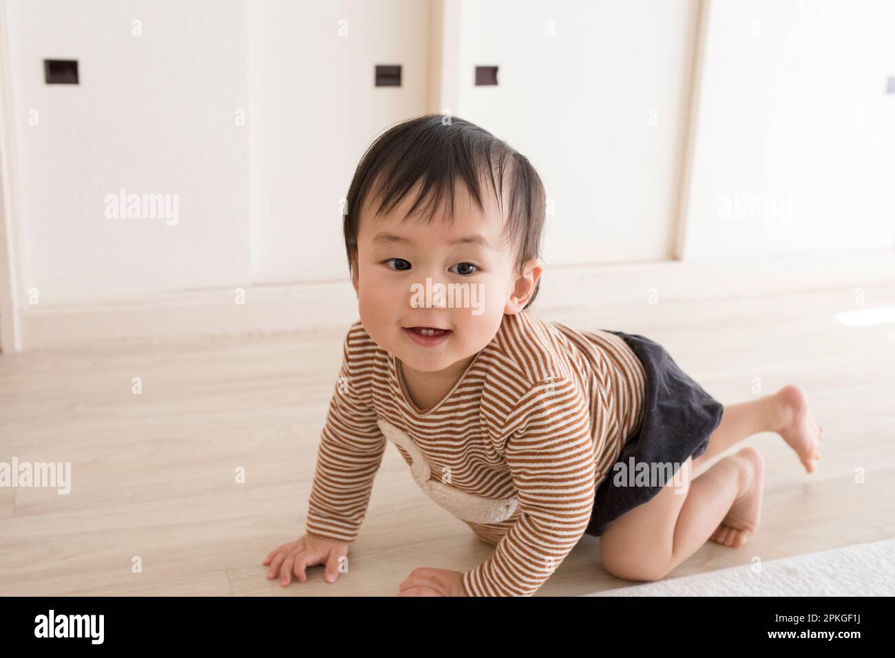 Crawling baby hi-res stock photography and images - Alamy