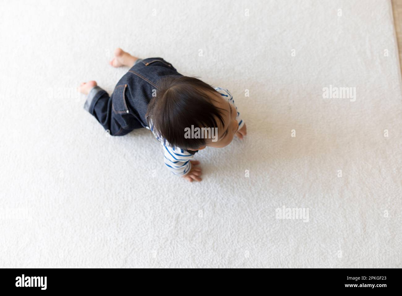 Crawling baby hi-res stock photography and images - Alamy