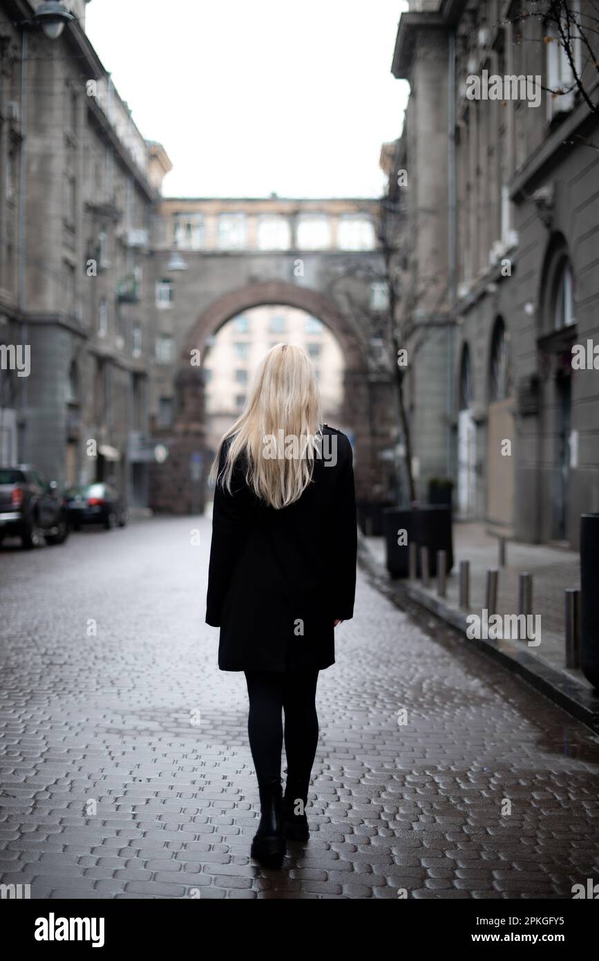 moveless and motionless woman back stand on city street Stock Photo - Alamy