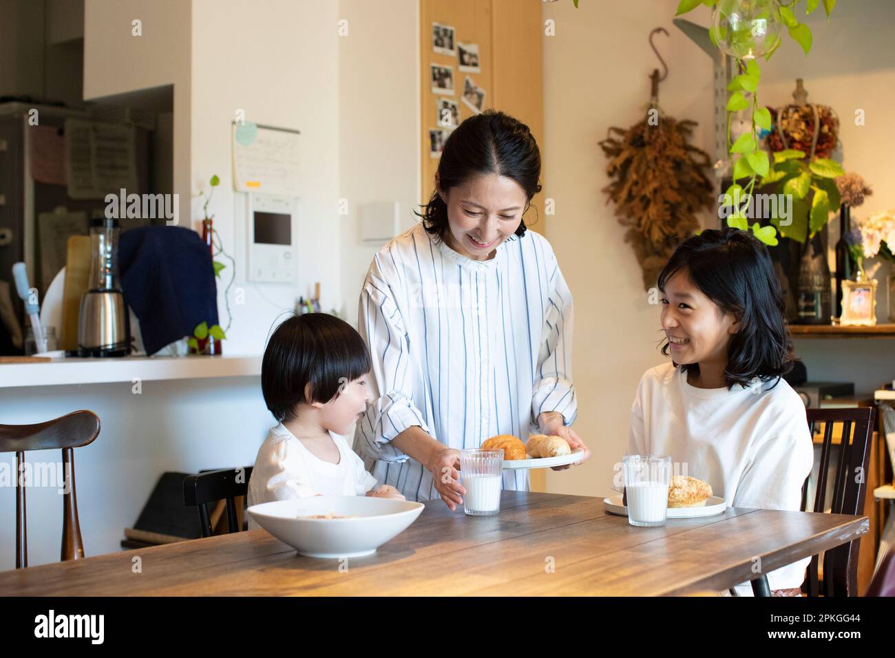 Mother carrying snacks for her children Stock Photo - Alamy