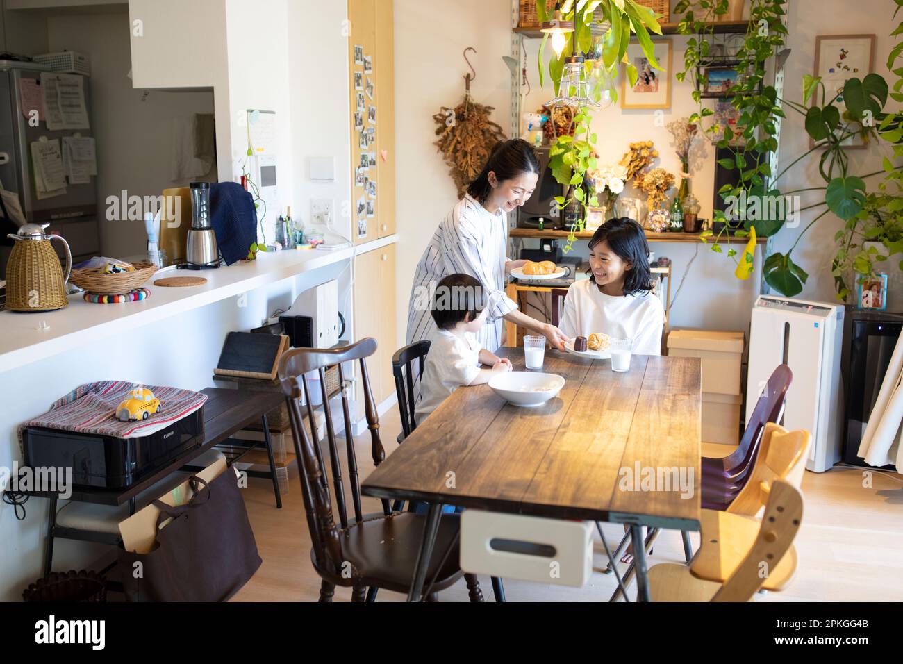 Distributing food student hi-res stock photography and images - Alamy