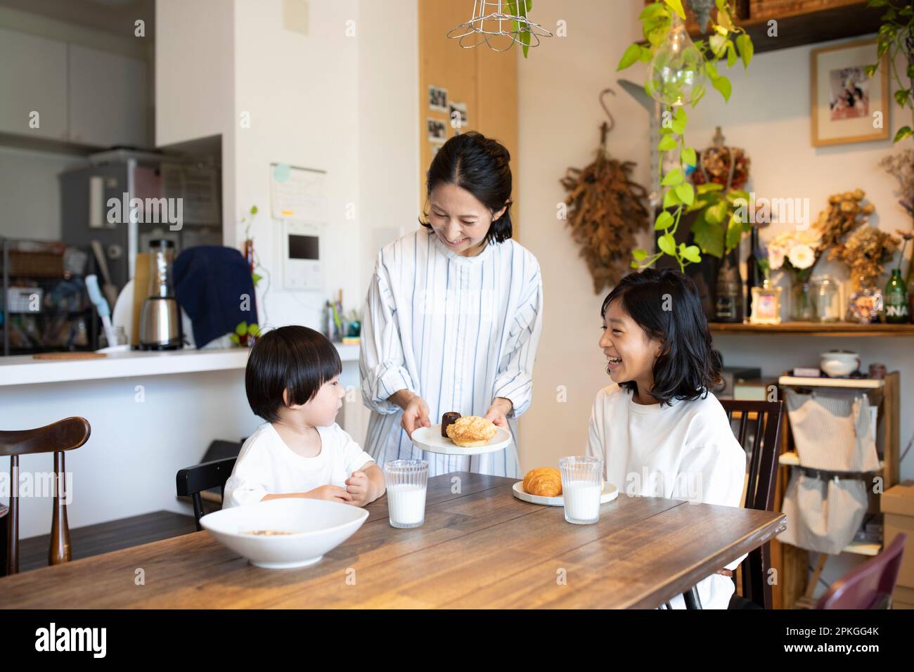 Mother distributing food to children Stock Photo - Alamy
