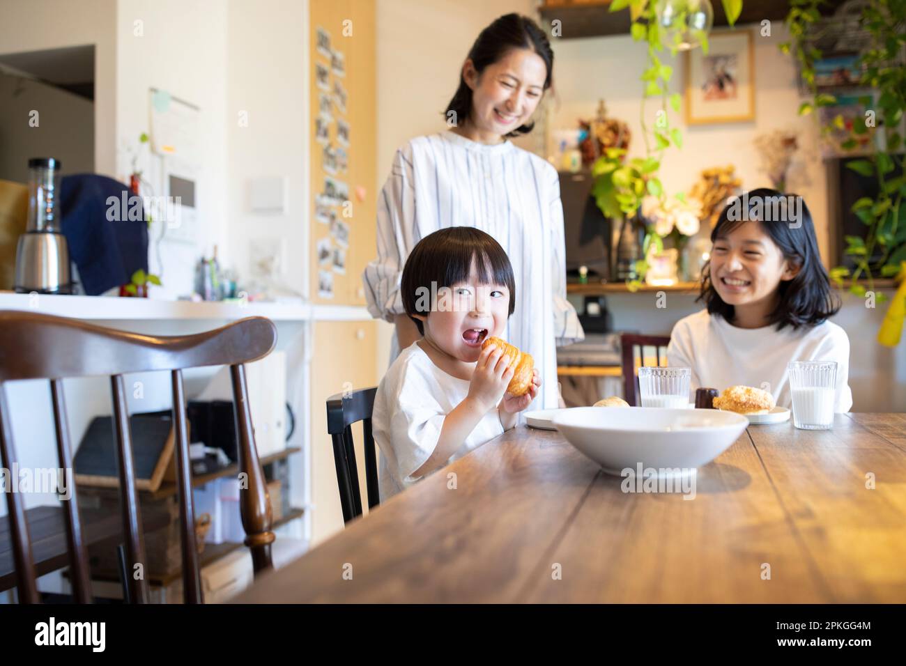 Children eating snacks with their mothers Stock Photo - Alamy