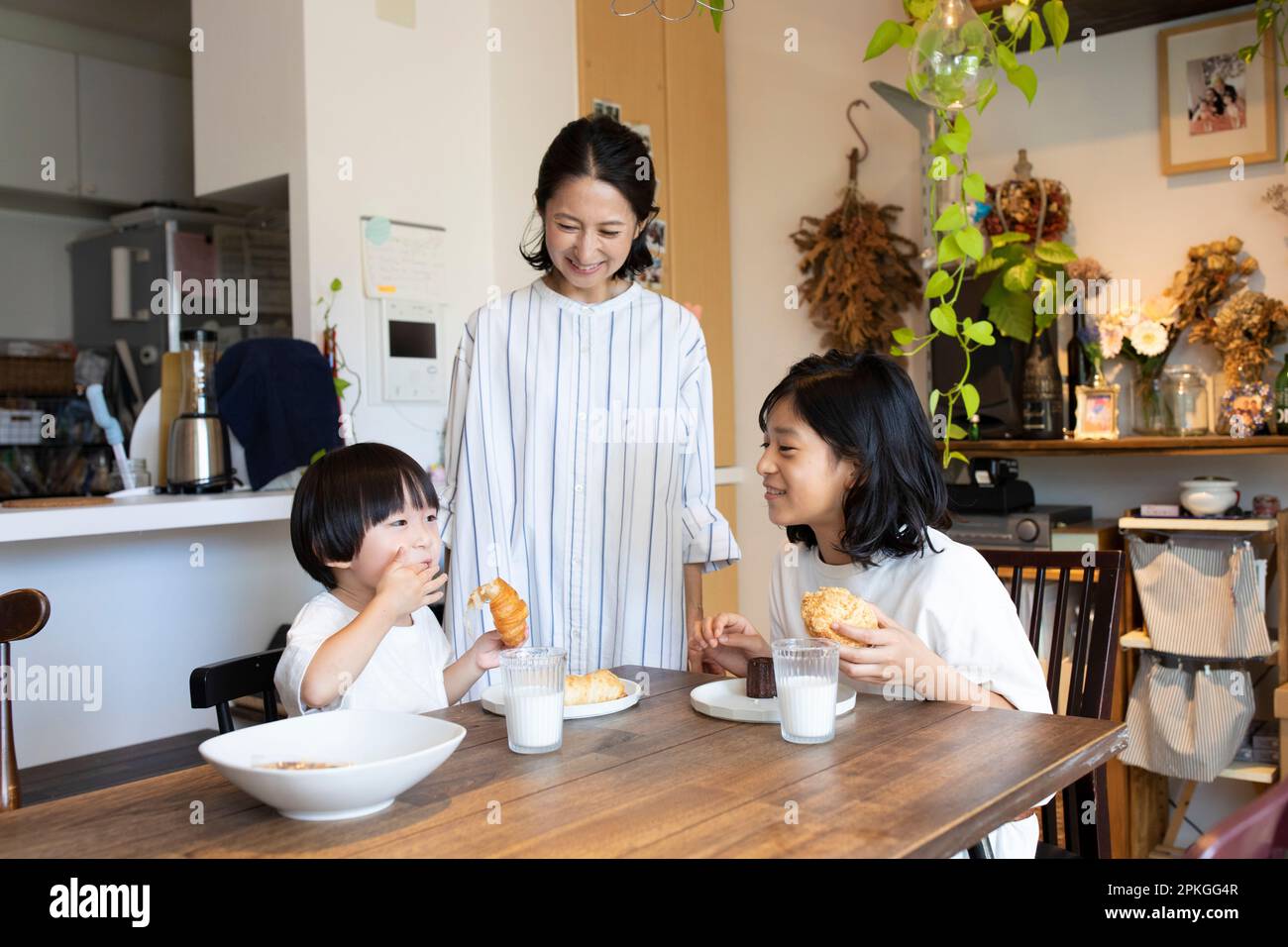 Children eating bread with their mothers Stock Photo - Alamy