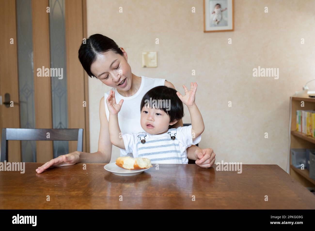 Child sitting on mother's lap Stock Photo - Alamy