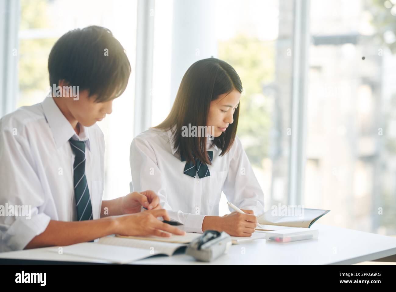 Couple study hi-res stock photography and images - Alamy