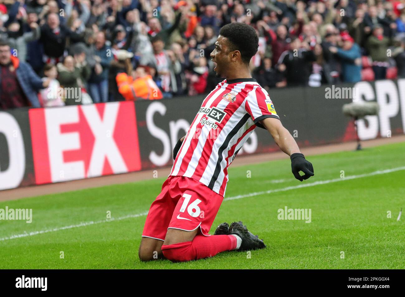 Amad Diallo #16 of Sunderland celebrates his goal to make it 2-1 during ...