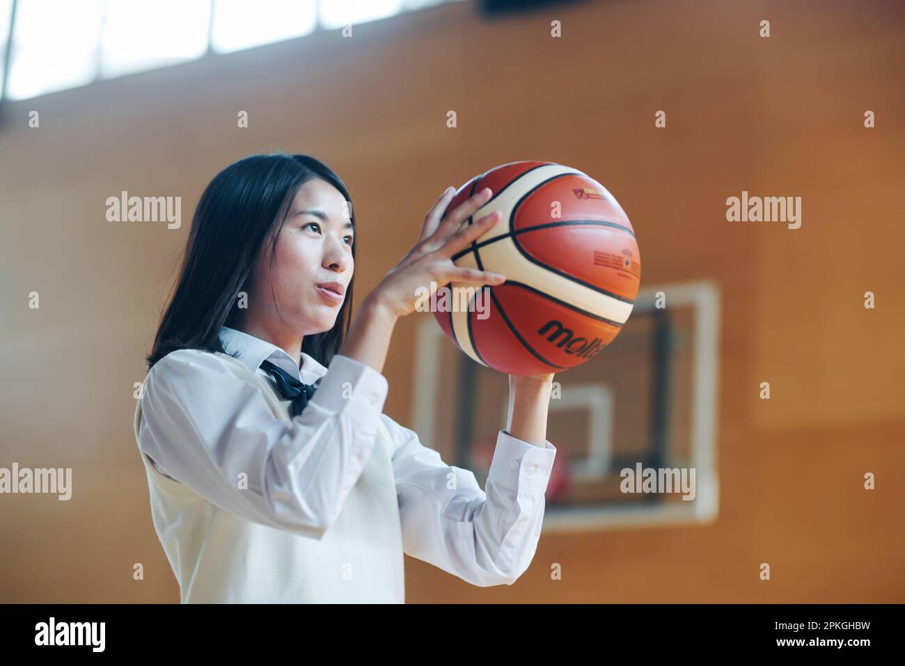 Female shooting basketball hi-res stock photography and images - Alamy