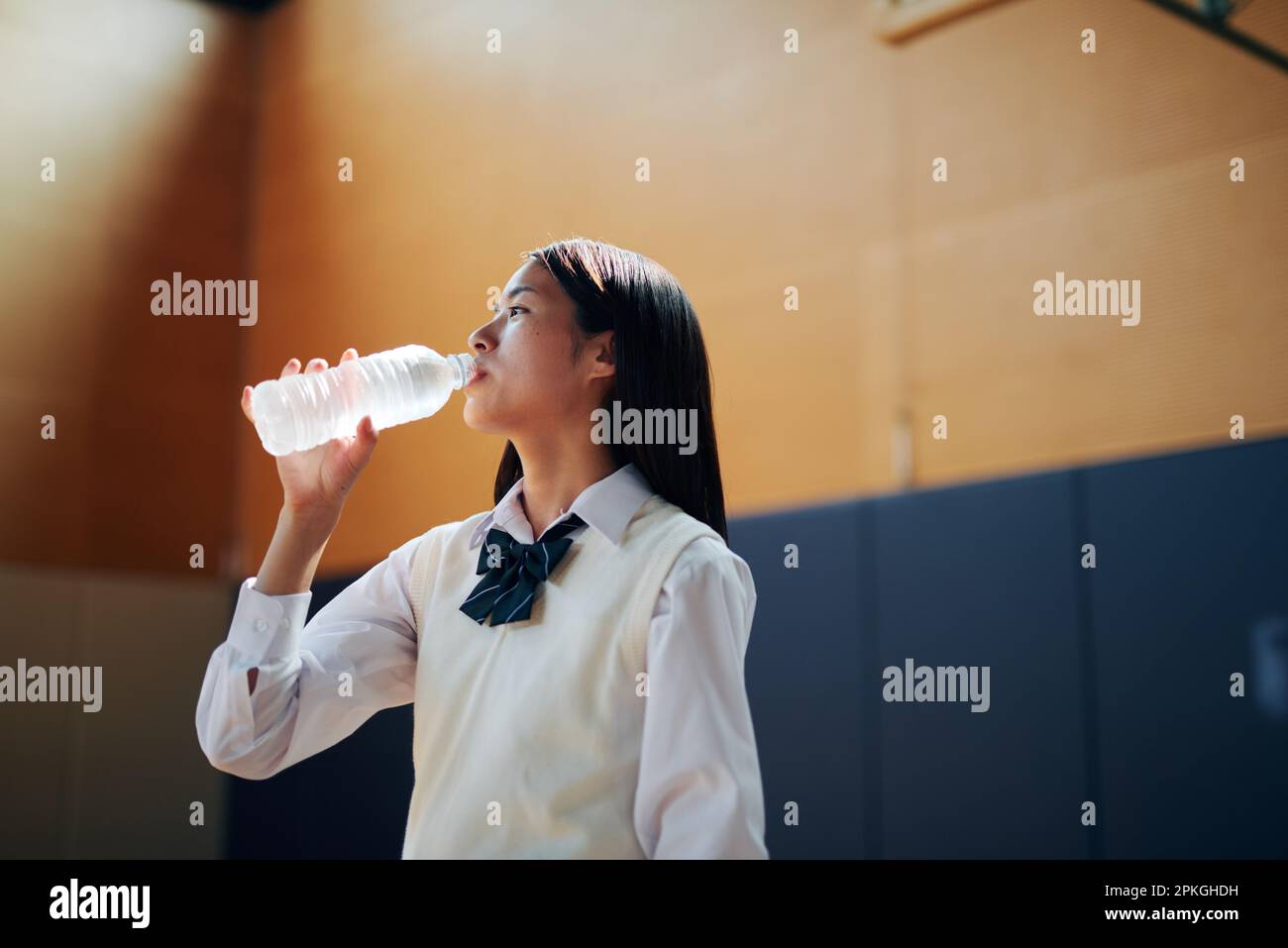 School girls drinking water hi-res stock photography and images - Alamy