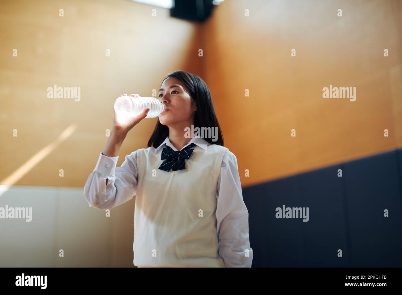 School girls drinking water hi-res stock photography and images - Alamy
