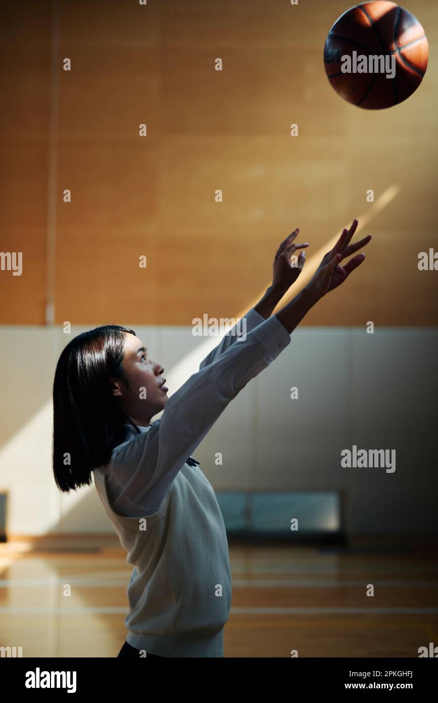 Girls playing basketball in gym hi-res stock photography and images - Alamy