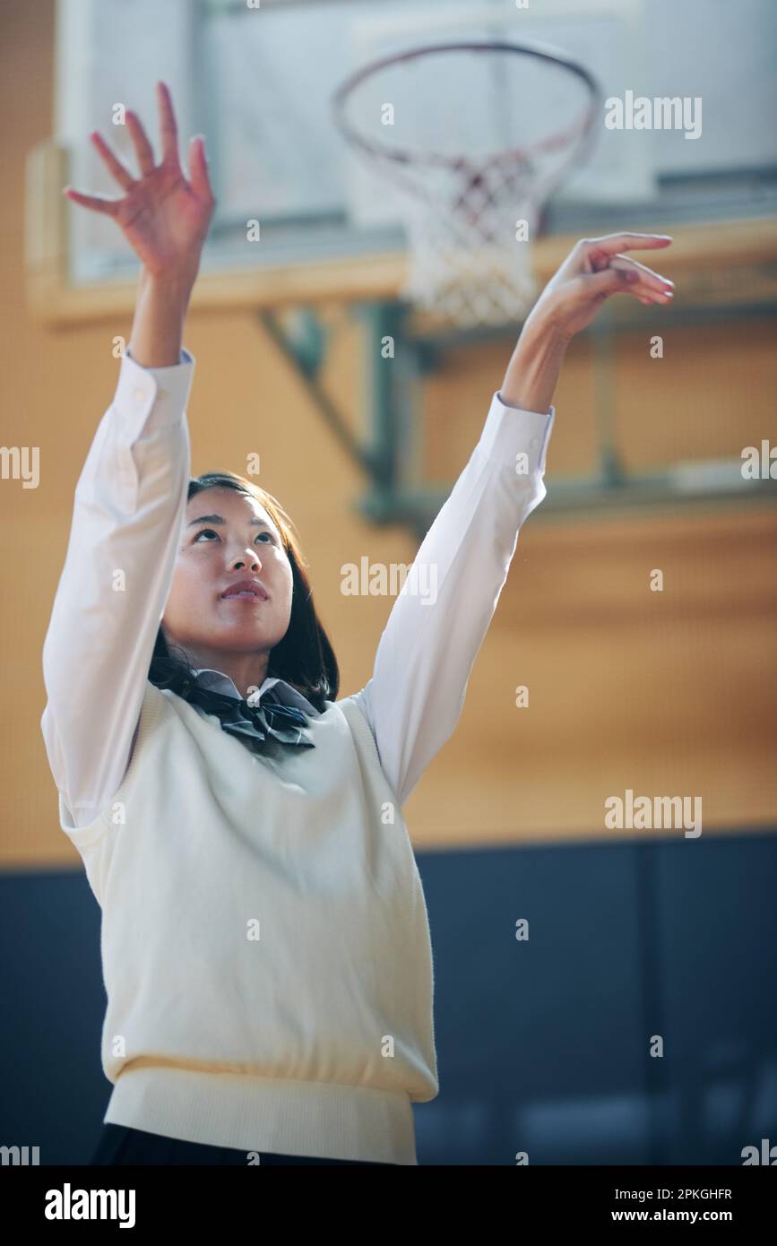Girls playing basketball in gym hi-res stock photography and images - Alamy