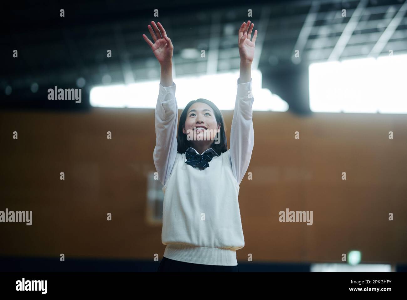 Girls playing basketball in gym hi-res stock photography and images - Alamy